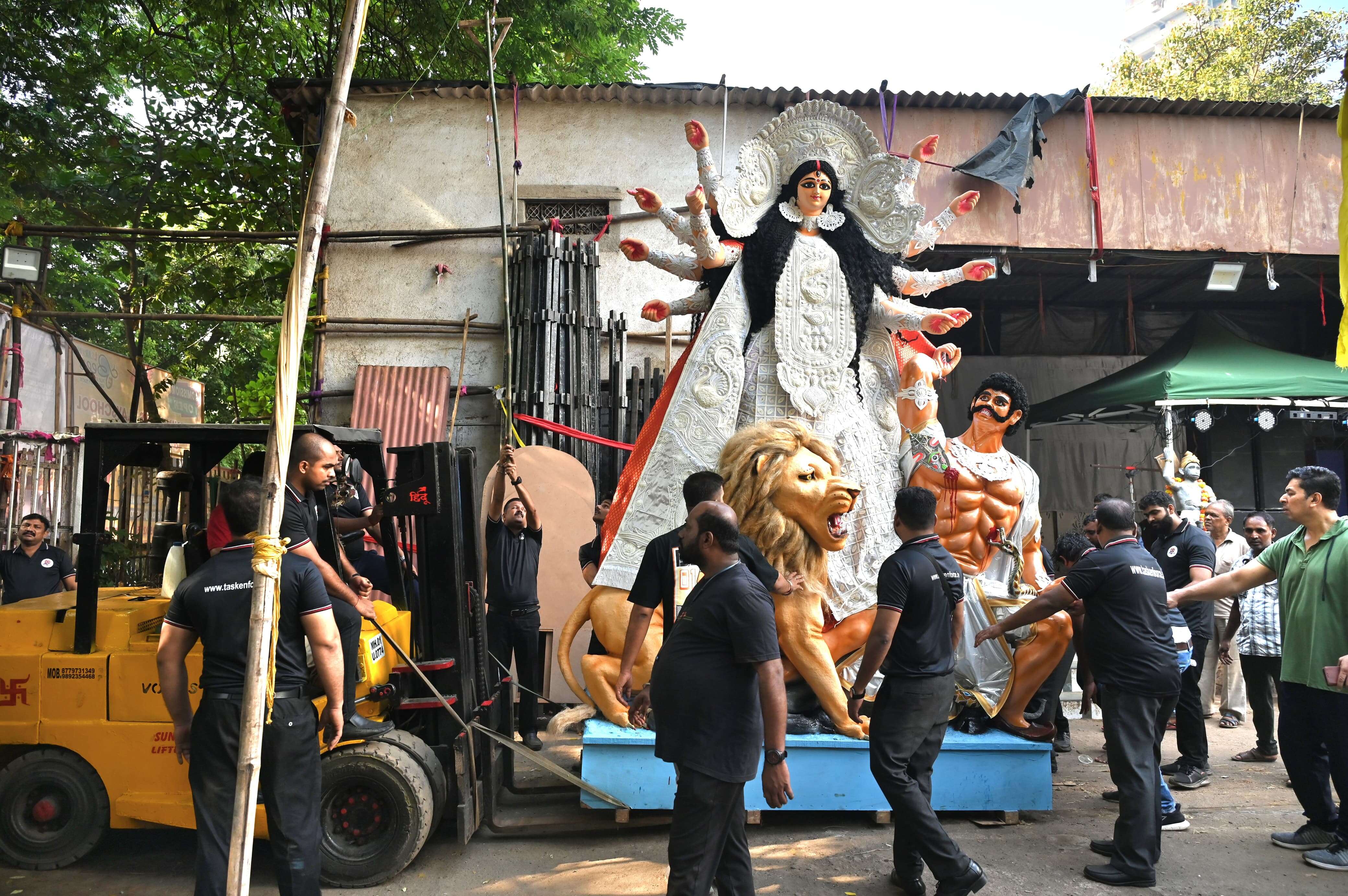 North Bombay Sarbojanin Durga Puja Samiti Unveils the Majestic Grandeur ...